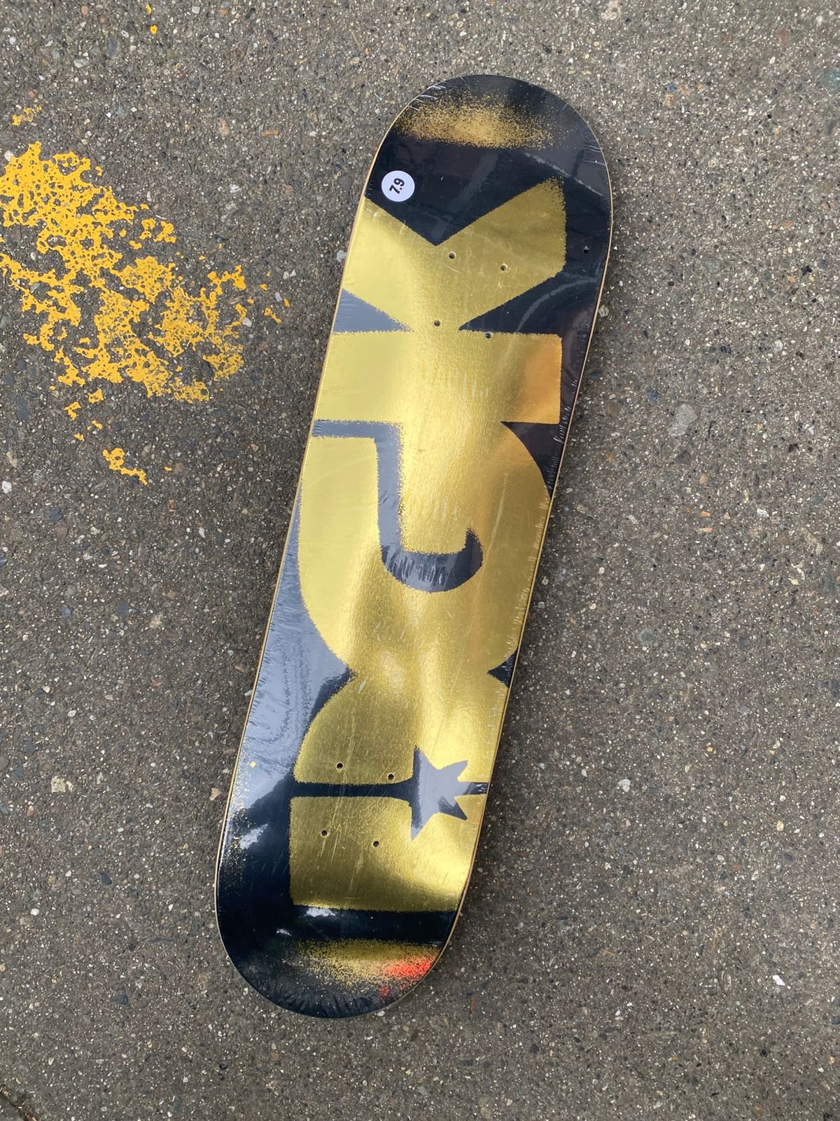 Tabla DGK - Gold logo 7.9 - ActivoSkateShop